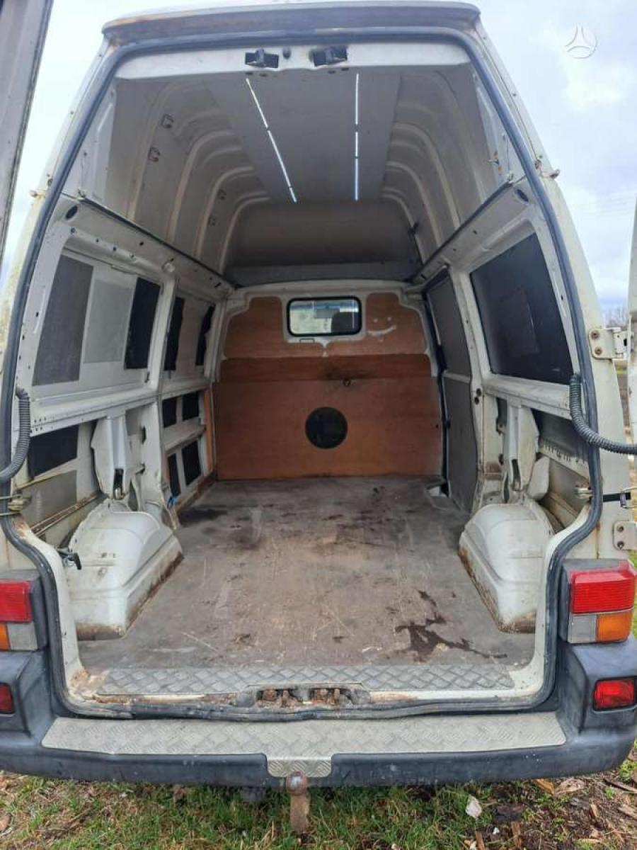 White Volkswagen Transporter 2001 in Kupiskis, with an engine capacity of 2.50 L and mileage of 431 thousand km for 3100 €, photo 6 on AUTOMOTO.COM.LV