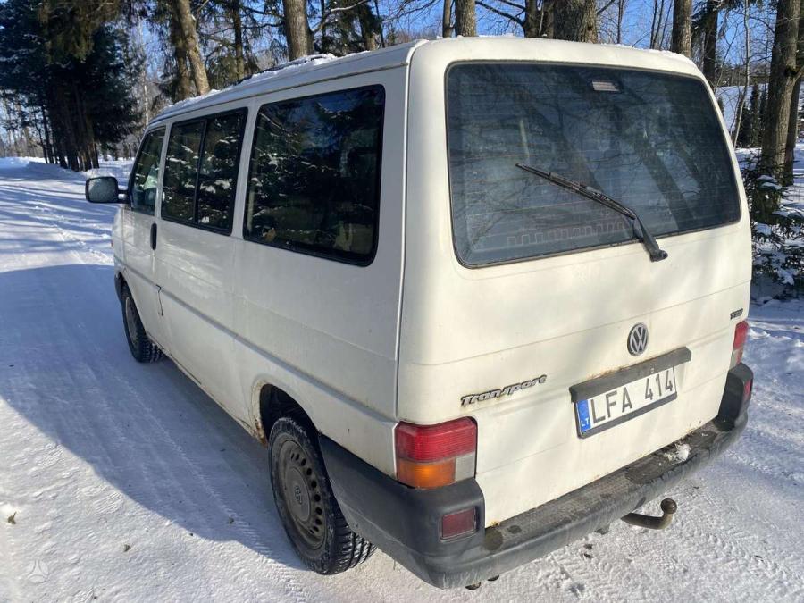 White Volkswagen Transporter 2002 in Mazeikiai, with an engine capacity of 2.50 L and mileage of 421 thousand km for 3150 €, photo 4 on AUTOMOTO.COM.LV