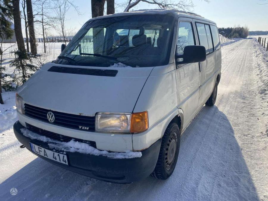 White Volkswagen Transporter 2002 in Mazeikiai, with an engine capacity of 2.50 L and mileage of 421 thousand km for 3150 €, photo 5 on AUTOMOTO.COM.LV