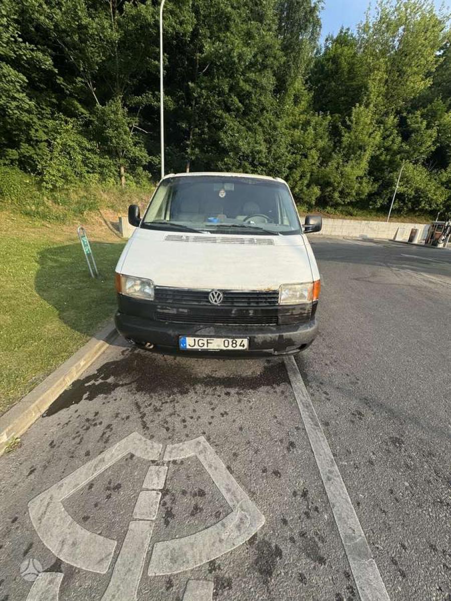 White Volkswagen Transporter 2002 in Vilnius, with an engine capacity of 2.46 L and mileage of 438 thousand km for 1950 €, photo 1 on AUTOMOTO.COM.LV