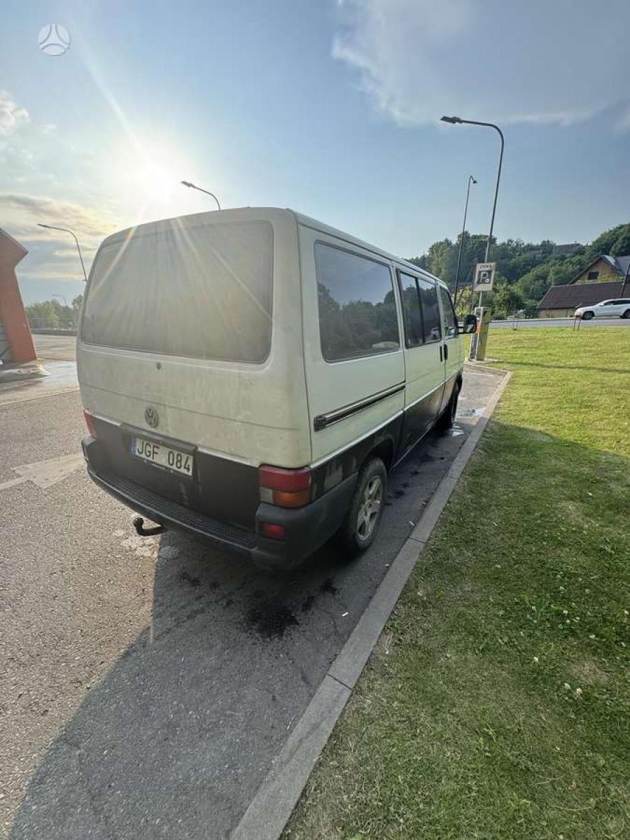 White Volkswagen Transporter 2002 in Vilnius, with an engine capacity of 2.46 L and mileage of 438 thousand km for 1950 €, photo 5 on AUTOMOTO.COM.LV