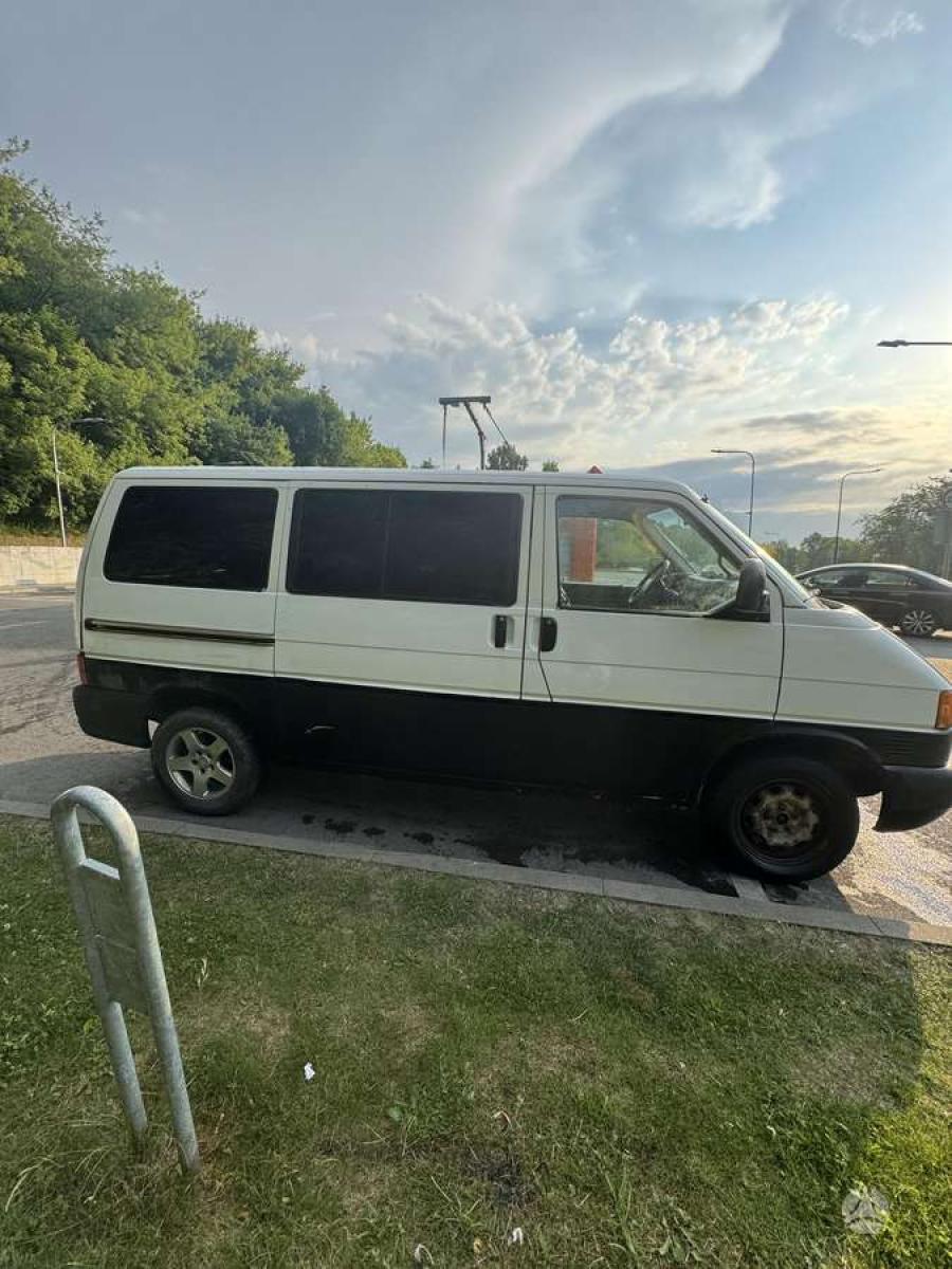 White Volkswagen Transporter 2002 in Vilnius, with an engine capacity of 2.46 L and mileage of 438 thousand km for 1950 €, photo 7 on AUTOMOTO.COM.LV
