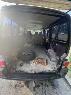 White Volkswagen Transporter 2002 in Vilnius, with an engine capacity of 2.46 L and mileage of 438 thousand km for 1950 €, photo 9 on AUTOMOTO.COM.LV