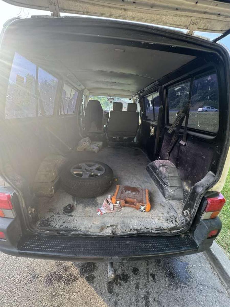White Volkswagen Transporter 2002 in Vilnius, with an engine capacity of 2.46 L and mileage of 438 thousand km for 1950 €, photo 9 on AUTOMOTO.COM.LV
