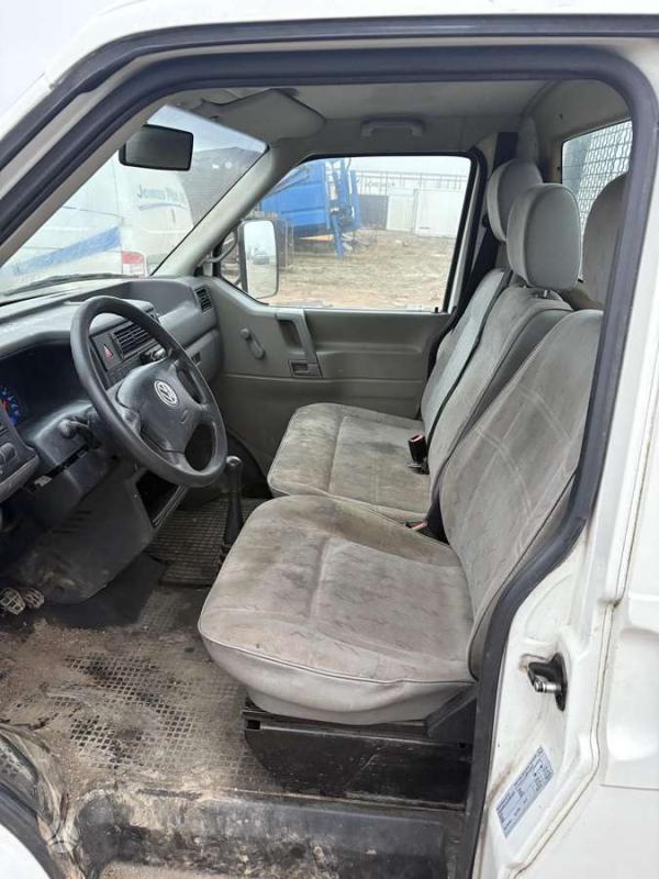 Balts Volkswagen Transporter 2003 Gargždai, ar dzinēja tilpumu 2.50 L un nobraukumu 212 tūkst. km par 2500 €, foto 3 vietnē AUTOMOTO.COM.LV
