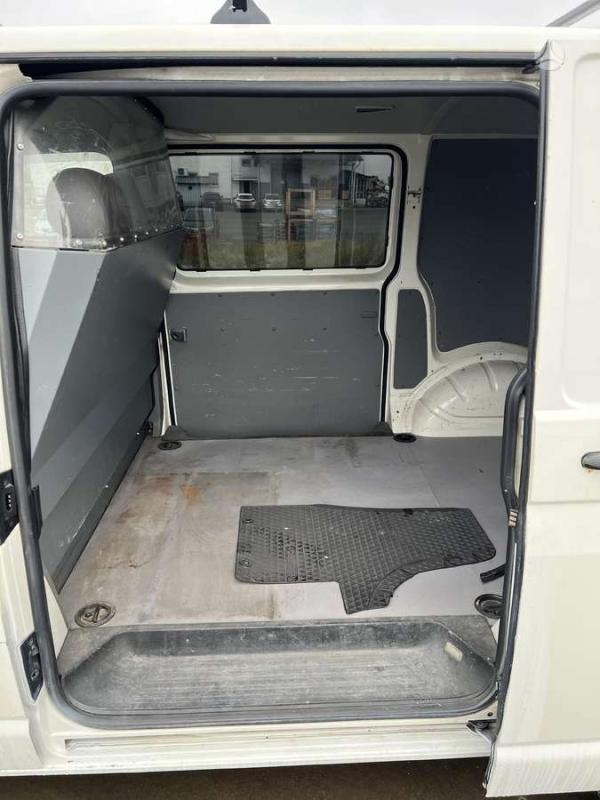 White Volkswagen Transporter 2006 in Pasvalys, with an engine capacity of 2.50 L and mileage of 280 thousand km for 4150 €, photo 7 on AUTOMOTO.COM.LV