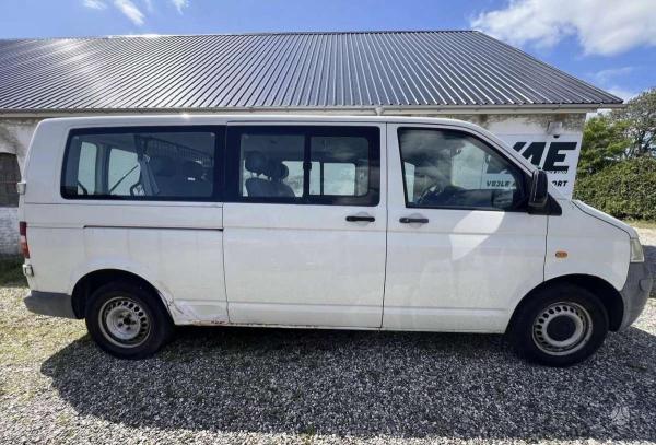 White Volkswagen Transporter 2006 in Vilnius, with an engine capacity of 2.46 L and mileage of 168 thousand km for 2850 €, photo 2 on AUTOMOTO.COM.LV