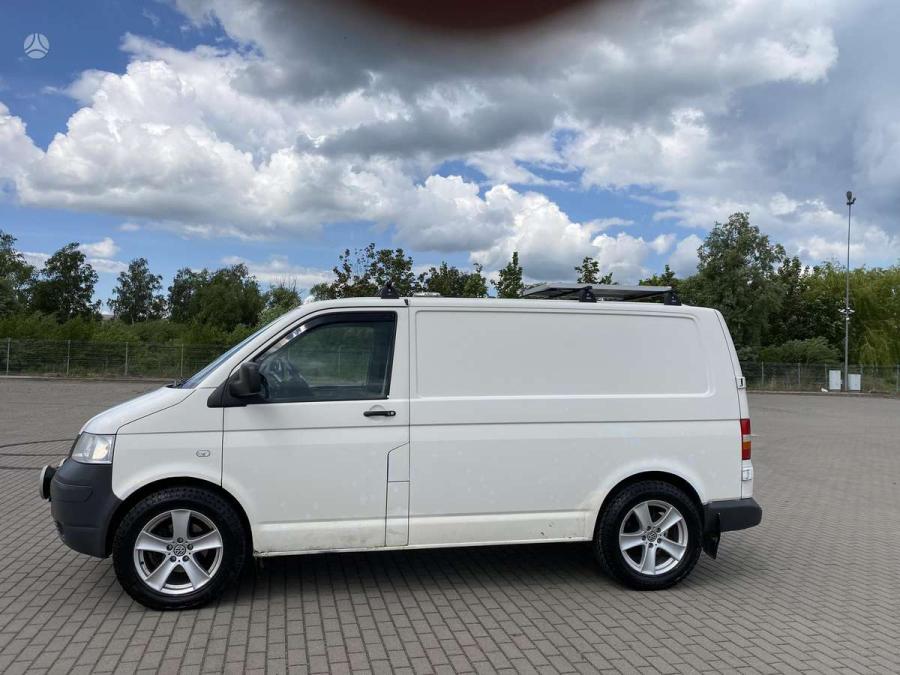 White Volkswagen Transporter 2006 in Marijampole, with an engine capacity of 2.50 L and mileage of 313 thousand km for 4200 €, photo 4 on AUTOMOTO.COM.LV
