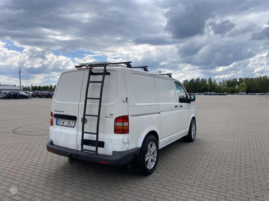 White Volkswagen Transporter 2006 in Marijampole, with an engine capacity of 2.50 L and mileage of 313 thousand km for 4200 €, photo 8 on AUTOMOTO.COM.LV