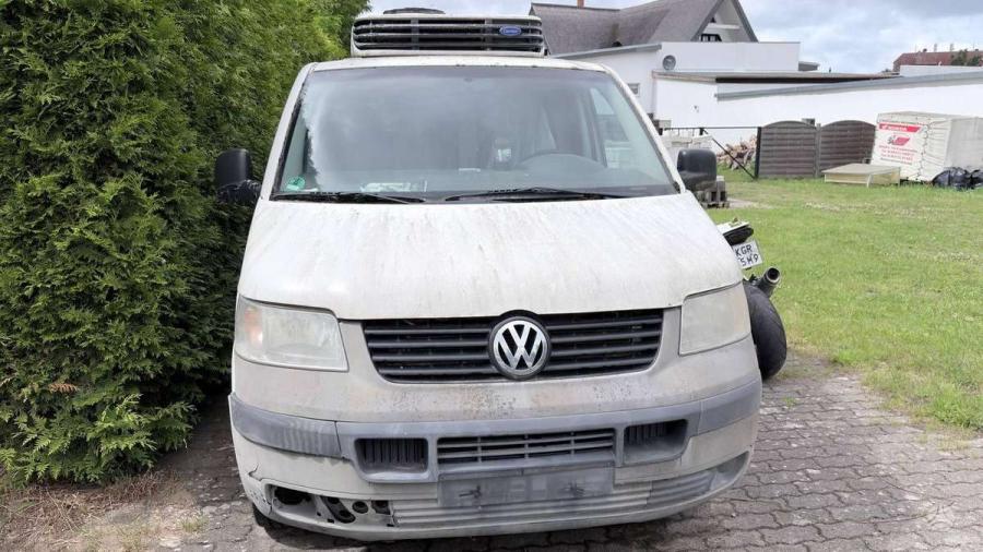White Volkswagen Transporter 2006 in Siauliai, with an engine capacity of 2.46 L and mileage of 220 thousand km for 1900 €, photo 1 on AUTOMOTO.COM.LV