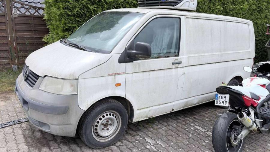 White Volkswagen Transporter 2006 in Siauliai, with an engine capacity of 2.46 L and mileage of 220 thousand km for 1900 €, photo 3 on AUTOMOTO.COM.LV