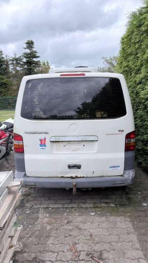 White Volkswagen Transporter 2006 in Siauliai, with an engine capacity of 2.46 L and mileage of 220 thousand km for 1900 €, photo 6 on AUTOMOTO.COM.LV