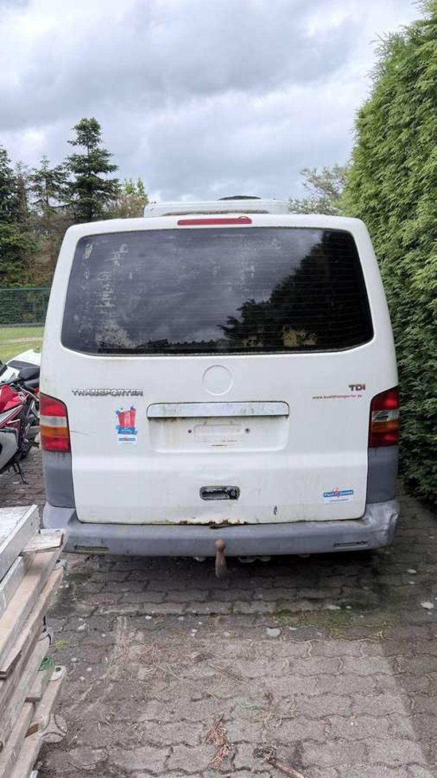 White Volkswagen Transporter 2006 in Siauliai, with an engine capacity of 2.46 L and mileage of 220 thousand km for 1900 €, photo 6 on AUTOMOTO.COM.LV