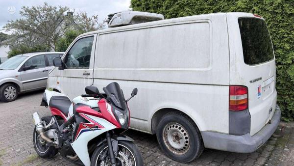 White Volkswagen Transporter 2006 in Siauliai, with an engine capacity of 2.46 L and mileage of 220 thousand km for 1900 €, photo 6 on AUTOMOTO.COM.LV