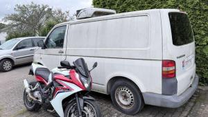 White Volkswagen Transporter 2006 in Siauliai, with an engine capacity of 2.46 L and mileage of 220 thousand km for 1900 €, photo 7 on AUTOMOTO.COM.LV