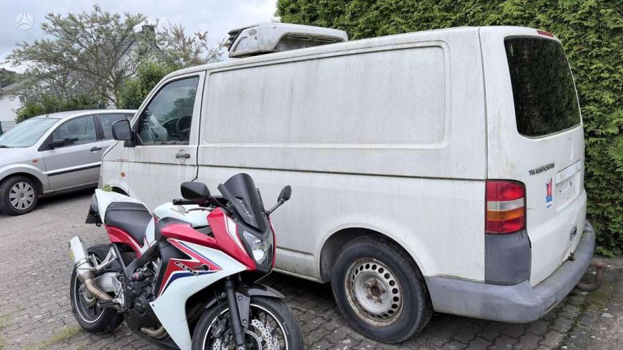 White Volkswagen Transporter 2006 in Siauliai, with an engine capacity of 2.46 L and mileage of 220 thousand km for 1900 €, photo 7 on AUTOMOTO.COM.LV