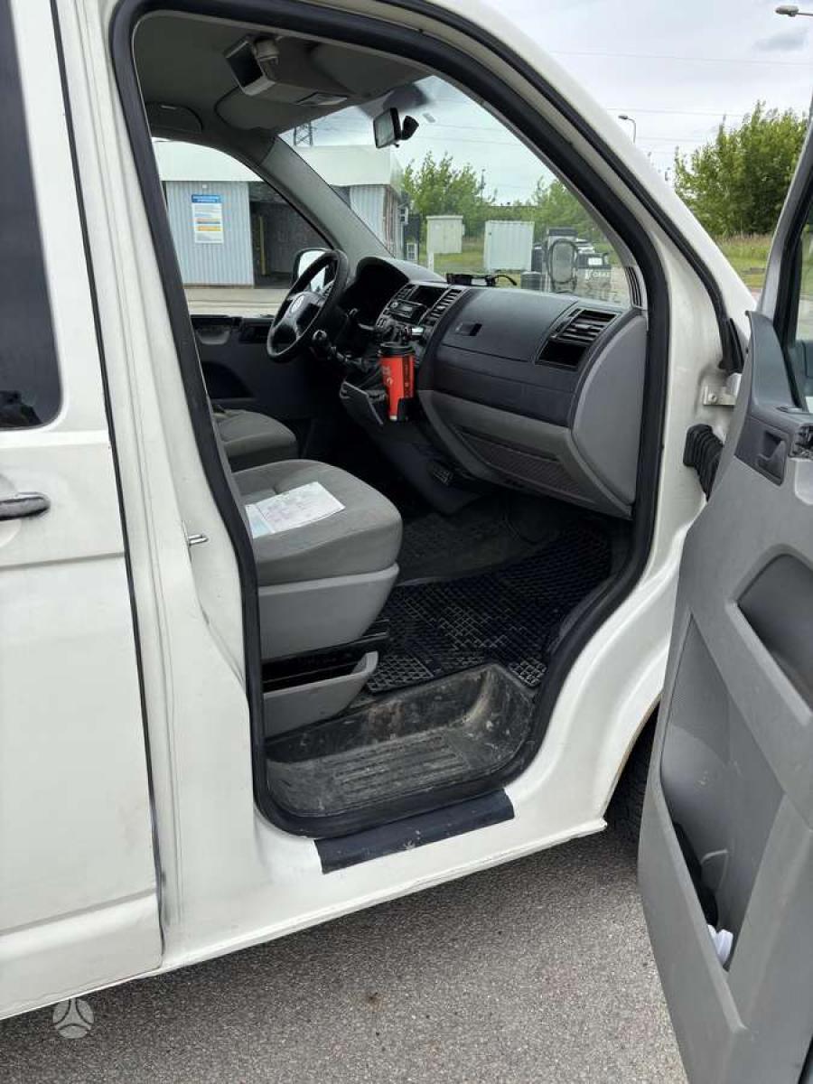 White Volkswagen Transporter 2006 in Panevezys, with an engine capacity of 2.46 L and mileage of 250 thousand km for 4400 €, photo 9 on AUTOMOTO.COM.LV