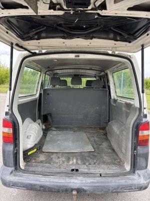 White Volkswagen Transporter 2006 in Panevezys, with an engine capacity of 2.46 L and mileage of 250 thousand km for 4400 €, photo 10 on AUTOMOTO.COM.LV