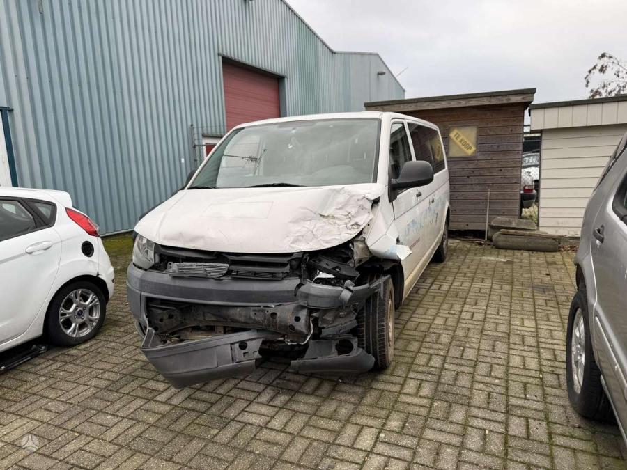 Balts Volkswagen Transporter 2010 Kauņa, ar dzinēja tilpumu 2.00 L un nobraukumu 227 tūkst. km par 3850 €, foto 1 vietnē AUTOMOTO.COM.LV