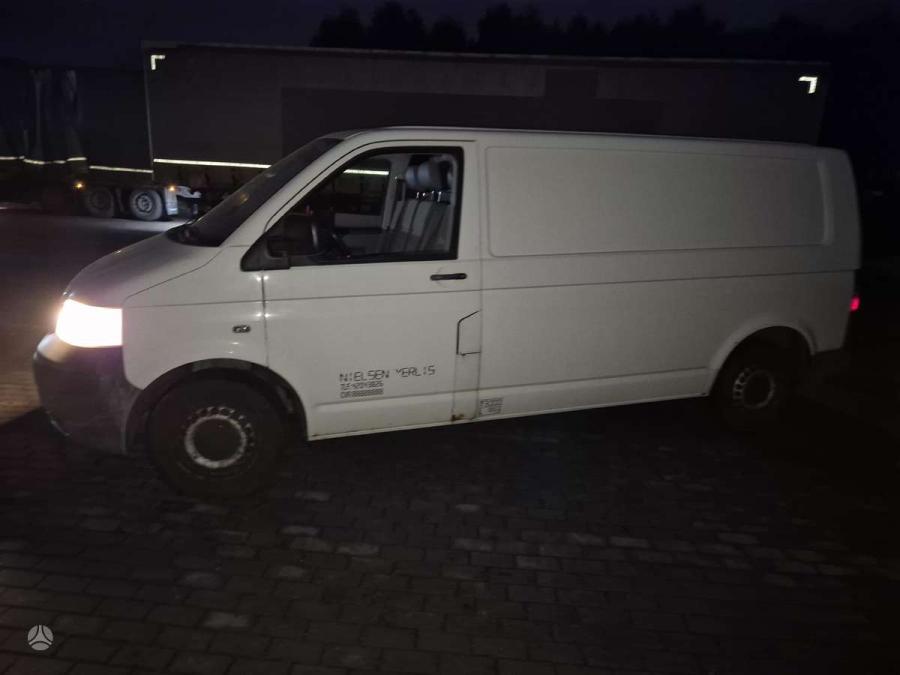 White Volkswagen Transporter 2010 in Kaunas, with an engine capacity of 2.50 L and mileage of 270 thousand km for 4400 €, photo 2 on AUTOMOTO.COM.LV