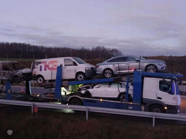 White Volkswagen Transporter 2012 in Utena, with an engine capacity of 1.97 L and mileage of 265 thousand km for 2900 €, photo 3 on AUTOMOTO.COM.LV