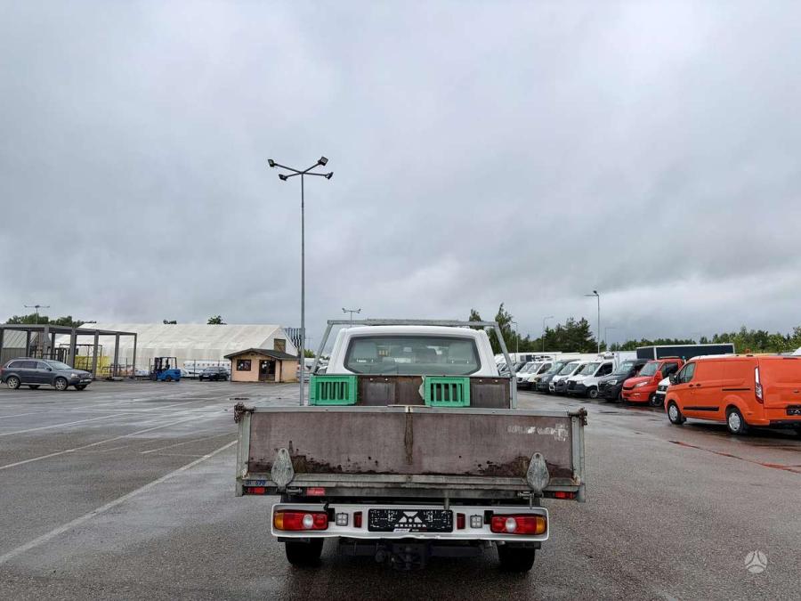 White Volkswagen Transporter 2012 in Vilnius, with an engine capacity of 1.97 L and mileage of 83 thousand km for 13900 €, photo 9 on AUTOMOTO.COM.LV