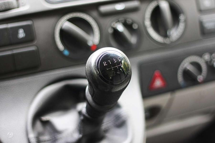 White Volkswagen Transporter 2013 in Kretinga, with an engine capacity of 1.97 L and mileage of 237 thousand km for 11999 €, photo 25 on AUTOMOTO.COM.LV