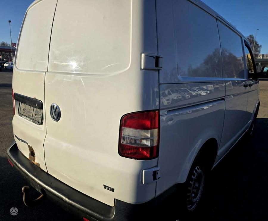 Balts Volkswagen Transporter 2015 Marijampole, ar dzinēja tilpumu 1.96 L un nobraukumu 318 tūkst. km par 4950 €, foto 4 vietnē AUTOMOTO.COM.LV