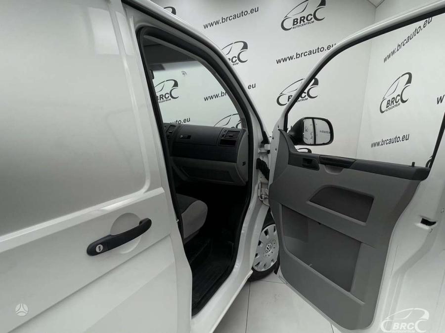 White Volkswagen Transporter 2015 in Vilnius, with an engine capacity of 1.97 L and mileage of 209 thousand km for 11900 €, photo 9 on AUTOMOTO.COM.LV
