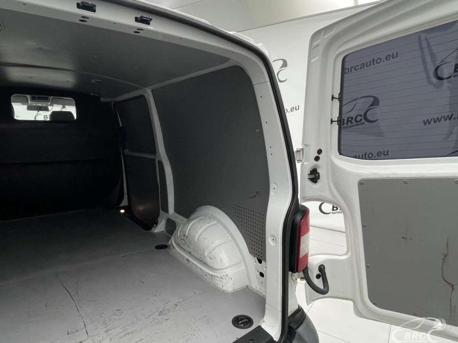 White Volkswagen Transporter 2015 in Vilnius, with an engine capacity of 1.97 L and mileage of 209 thousand km for 11900 €, photo 15 on AUTOMOTO.COM.LV
