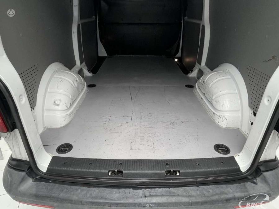 White Volkswagen Transporter 2015 in Vilnius, with an engine capacity of 1.97 L and mileage of 209 thousand km for 11900 €, photo 16 on AUTOMOTO.COM.LV