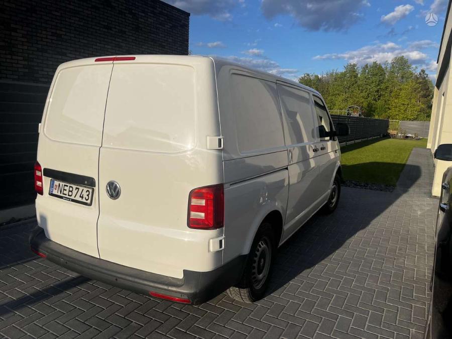 White Volkswagen Transporter 2016 in Vilnius, with an engine capacity of 2.00 L and mileage of 255 thousand km for 10500 €, photo 4 on AUTOMOTO.COM.LV