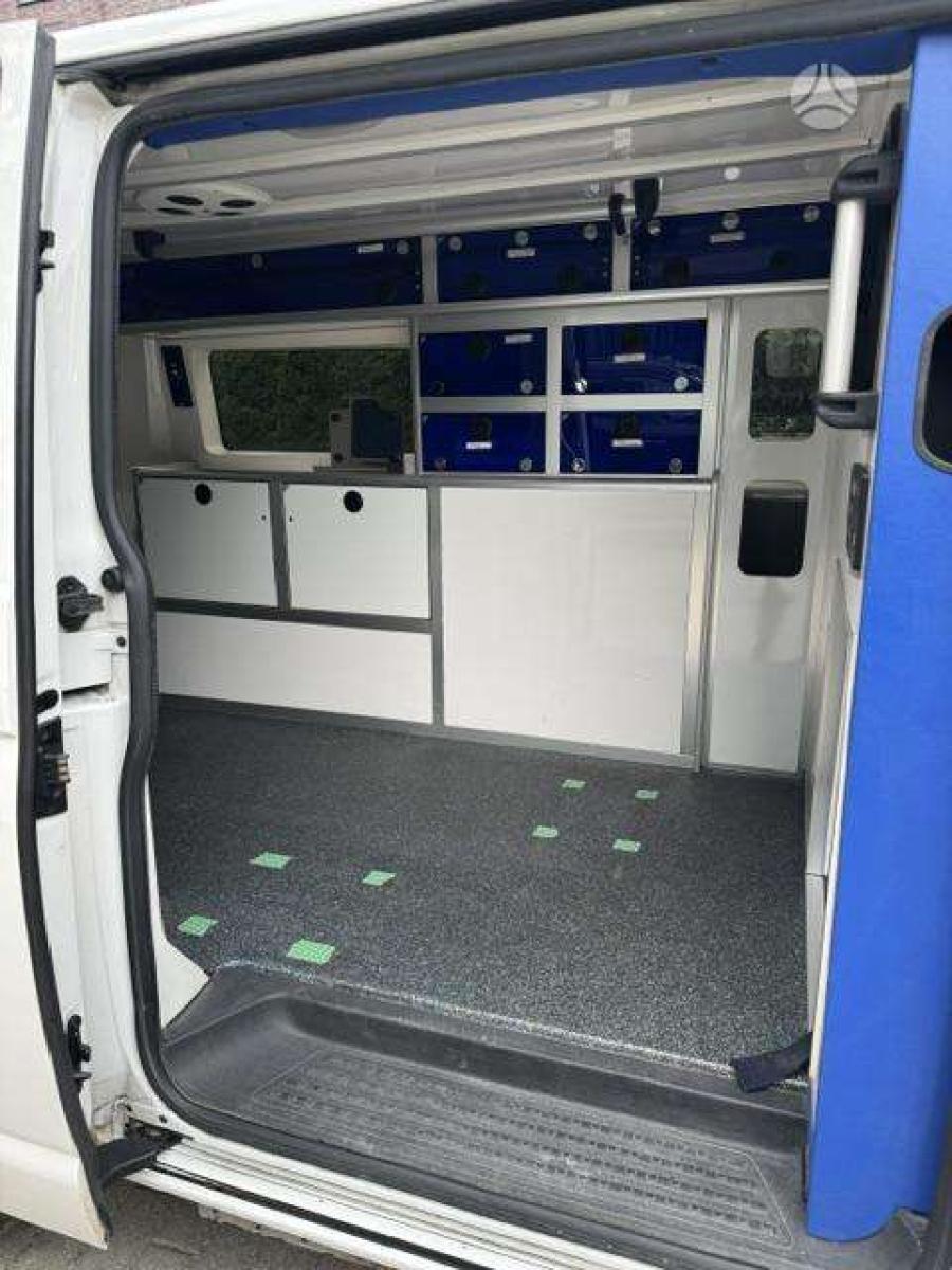 White Volkswagen Transporter 2016 in Vilnius, with an engine capacity of 1.97 L and mileage of 353 thousand km for 9000 €, photo 8 on AUTOMOTO.COM.LV