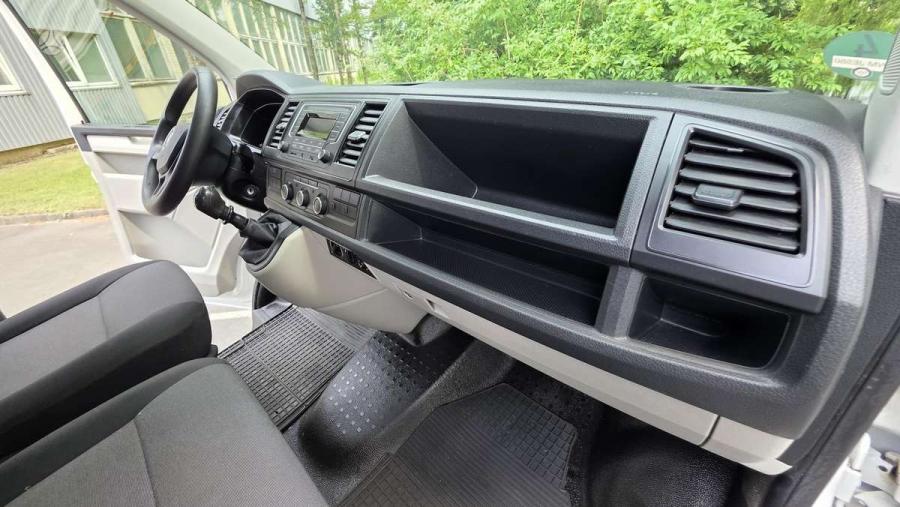 White Volkswagen Transporter 2016 in Klaipeda, with an engine capacity of 2.00 L and mileage of 287 thousand km for 11990 €, photo 18 on AUTOMOTO.COM.LV