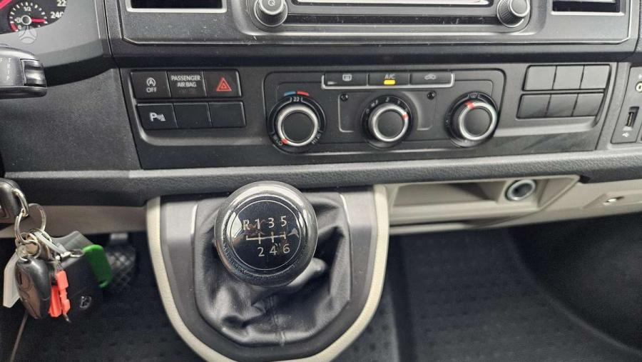 White Volkswagen Transporter 2016 in Marijampole, with an engine capacity of 1.97 L and mileage of 397 thousand km for 10200 €, photo 10 on AUTOMOTO.COM.LV