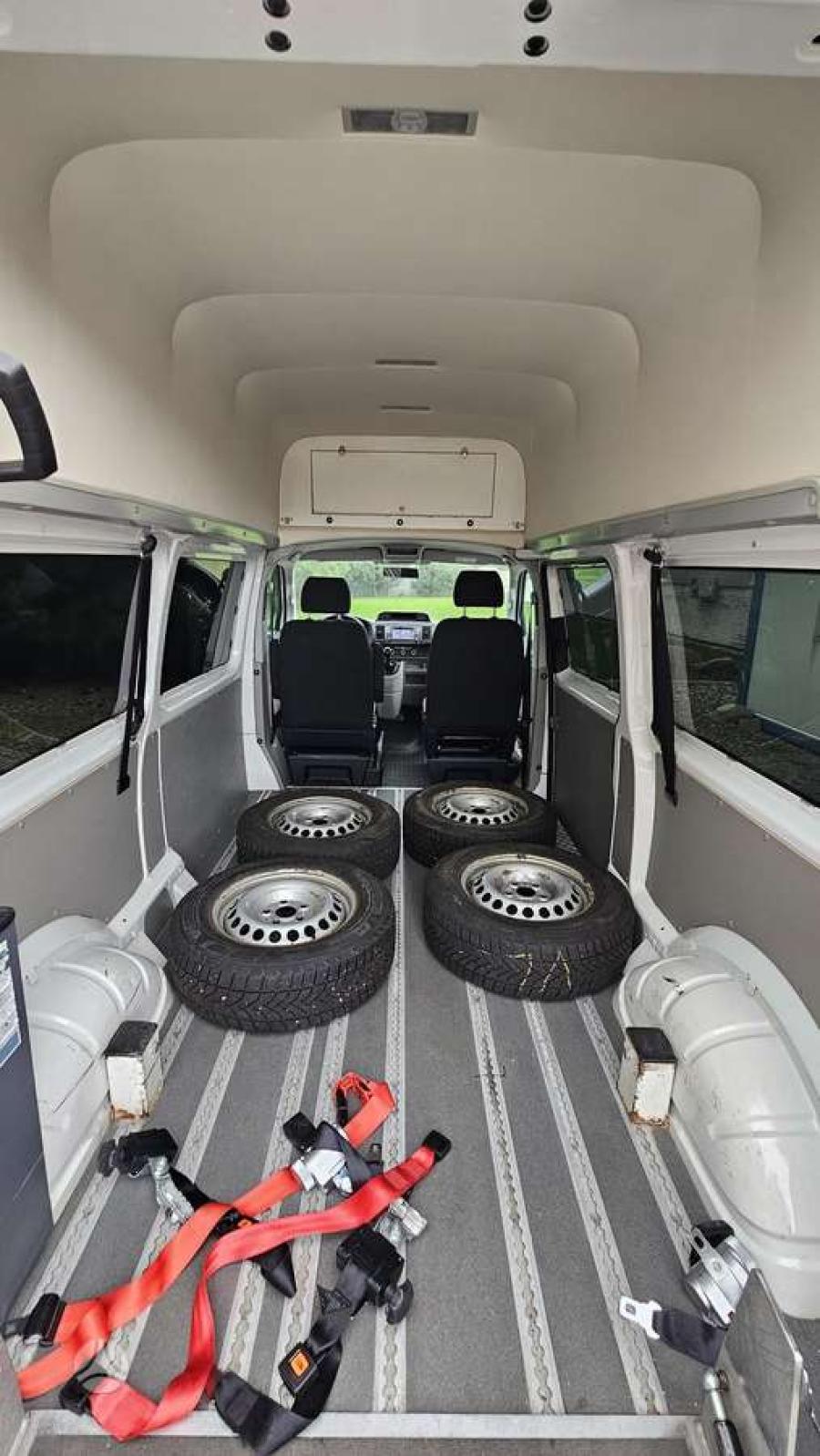 White Volkswagen Transporter 2016 in Marijampole, with an engine capacity of 1.97 L and mileage of 397 thousand km for 10200 €, photo 20 on AUTOMOTO.COM.LV