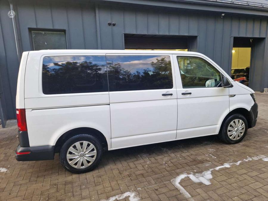 White Volkswagen Transporter 2017 in Kaunas, with an engine capacity of 2.00 L and mileage of 355 thousand km for 11000 €, photo 5 on AUTOMOTO.COM.LV