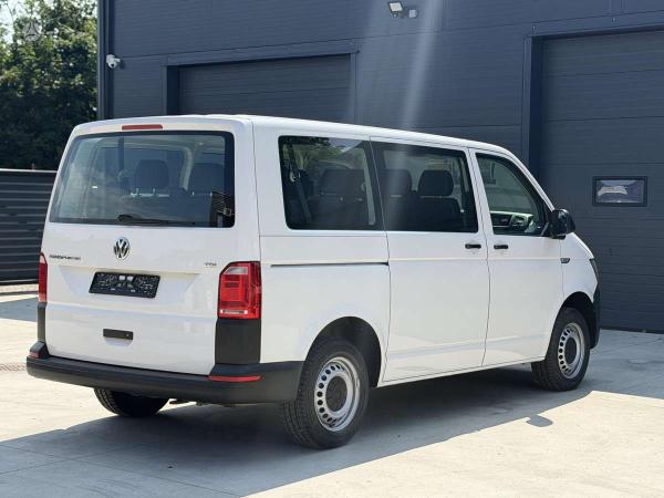White Volkswagen Transporter 2017 in Kaunas, with an engine capacity of 1.97 L and mileage of 62 thousand km for 16850 €, photo 4 on AUTOMOTO.COM.LV