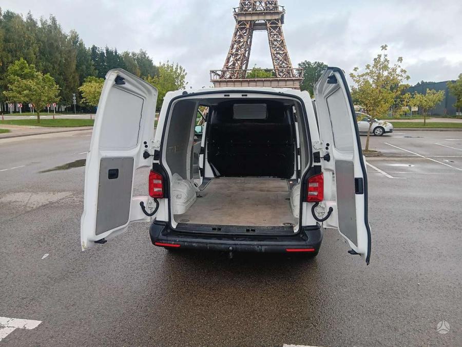 White Volkswagen Transporter 2017 in Mazeikiai, with an engine capacity of 1.97 L and mileage of 247 thousand km for 11300 €, photo 8 on AUTOMOTO.COM.LV