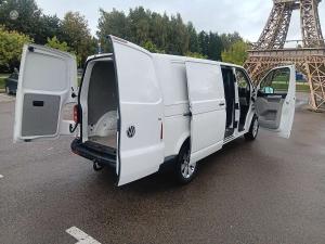 White Volkswagen Transporter 2017 in Mazeikiai, with an engine capacity of 1.97 L and mileage of 247 thousand km for 11300 €, photo 9 on AUTOMOTO.COM.LV