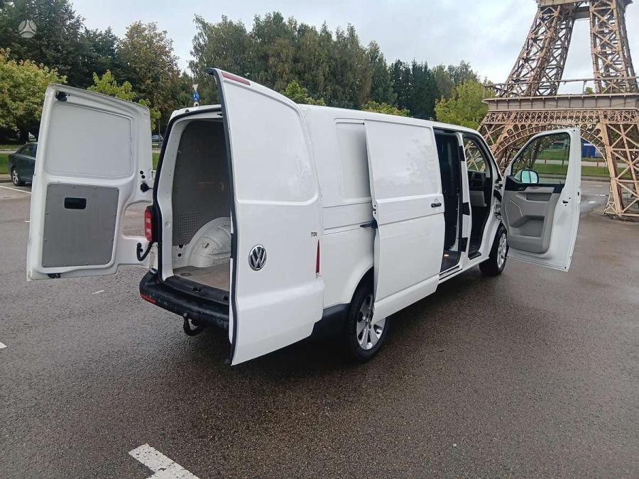 White Volkswagen Transporter 2017 in Mazeikiai, with an engine capacity of 1.97 L and mileage of 247 thousand km for 11300 €, photo 9 on AUTOMOTO.COM.LV