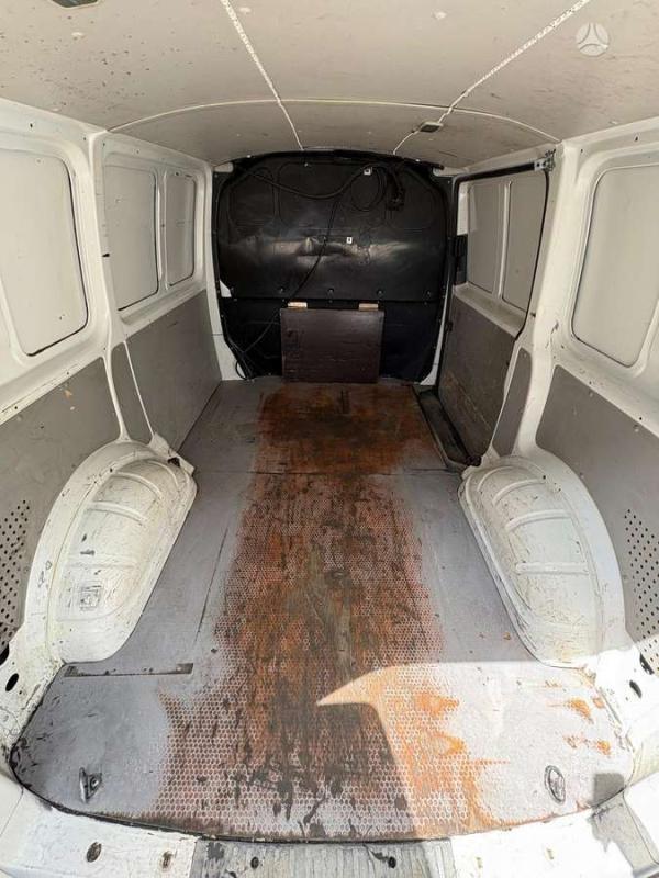 White Volkswagen Transporter 2018 in Mazeikiai, with an engine capacity of 1.97 L and mileage of 393 thousand km for 9000 €, photo 10 on AUTOMOTO.COM.LV