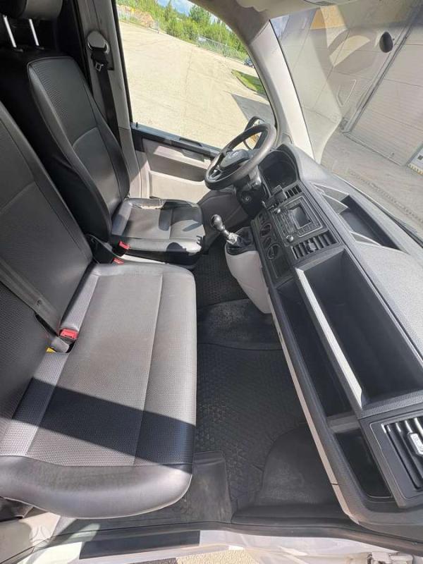 White Volkswagen Transporter 2018 in Mazeikiai, with an engine capacity of 1.97 L and mileage of 380 thousand km for 9500 €, photo 9 on AUTOMOTO.COM.LV