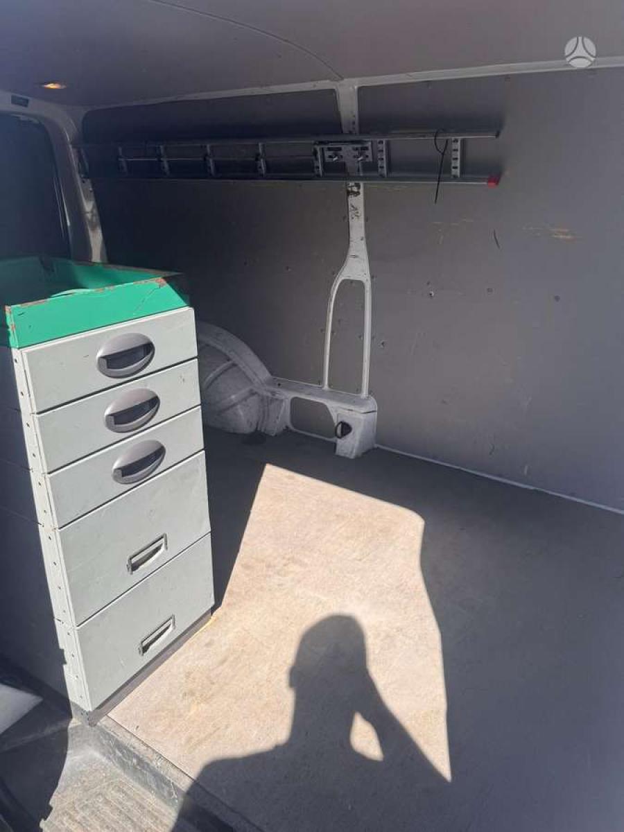 White Volkswagen Transporter 2018 in Klaipeda, with an engine capacity of 2.00 L and mileage of 260 thousand km for 12700 €, photo 8 on AUTOMOTO.COM.LV