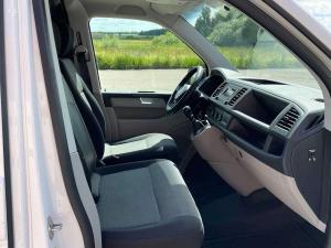White Volkswagen Transporter 2018 in Ukmerge, with an engine capacity of 1.97 L and mileage of 151 thousand km for 10900 €, photo 9 on AUTOMOTO.COM.LV