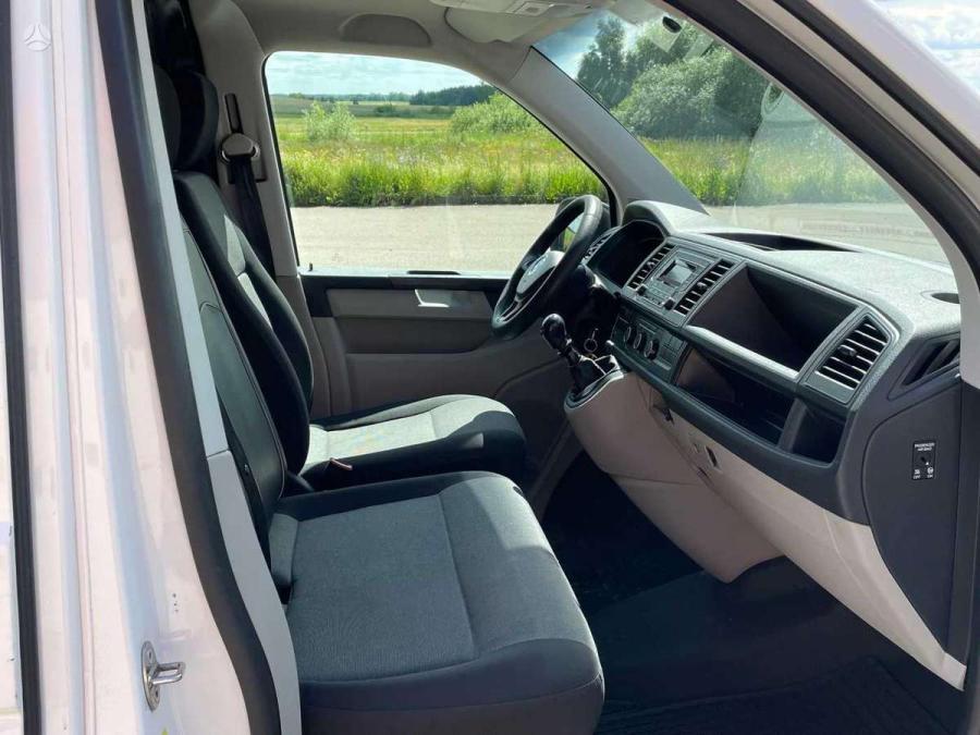 White Volkswagen Transporter 2018 in Ukmerge, with an engine capacity of 1.97 L and mileage of 151 thousand km for 10900 €, photo 9 on AUTOMOTO.COM.LV