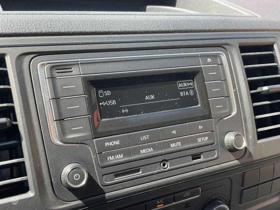 White Volkswagen Transporter 2018 in Ukmerge, with an engine capacity of 1.97 L and mileage of 151 thousand km for 10900 €, photo 12 on AUTOMOTO.COM.LV