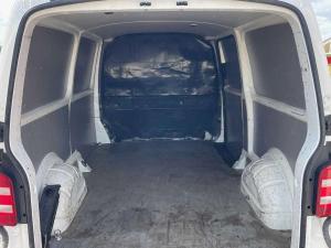 White Volkswagen Transporter 2018 in Ukmerge, with an engine capacity of 1.97 L and mileage of 151 thousand km for 10900 €, photo 15 on AUTOMOTO.COM.LV