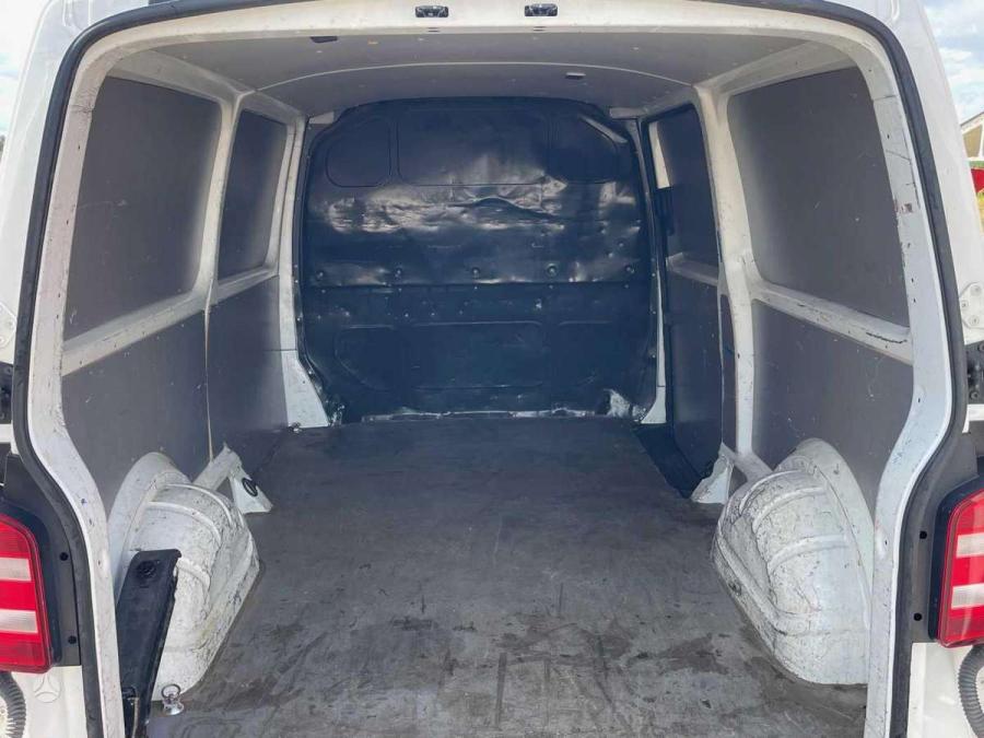 White Volkswagen Transporter 2018 in Ukmerge, with an engine capacity of 1.97 L and mileage of 151 thousand km for 10900 €, photo 15 on AUTOMOTO.COM.LV