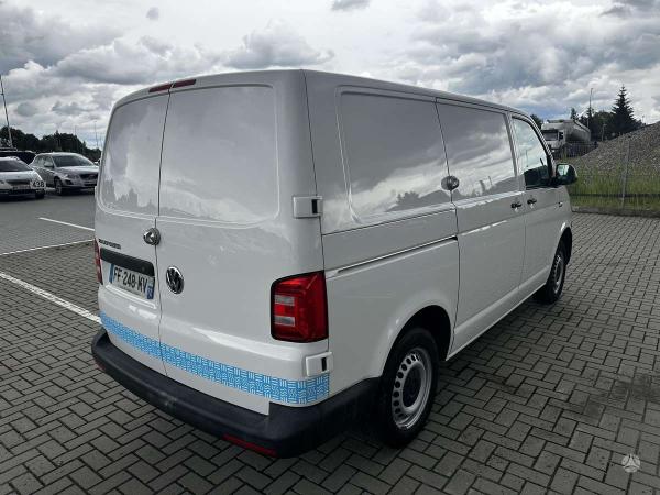White Volkswagen Transporter 2019 in Taurage, with an engine capacity of 2.00 L and mileage of 213 thousand km for 8500 €, photo 4 on AUTOMOTO.COM.LV